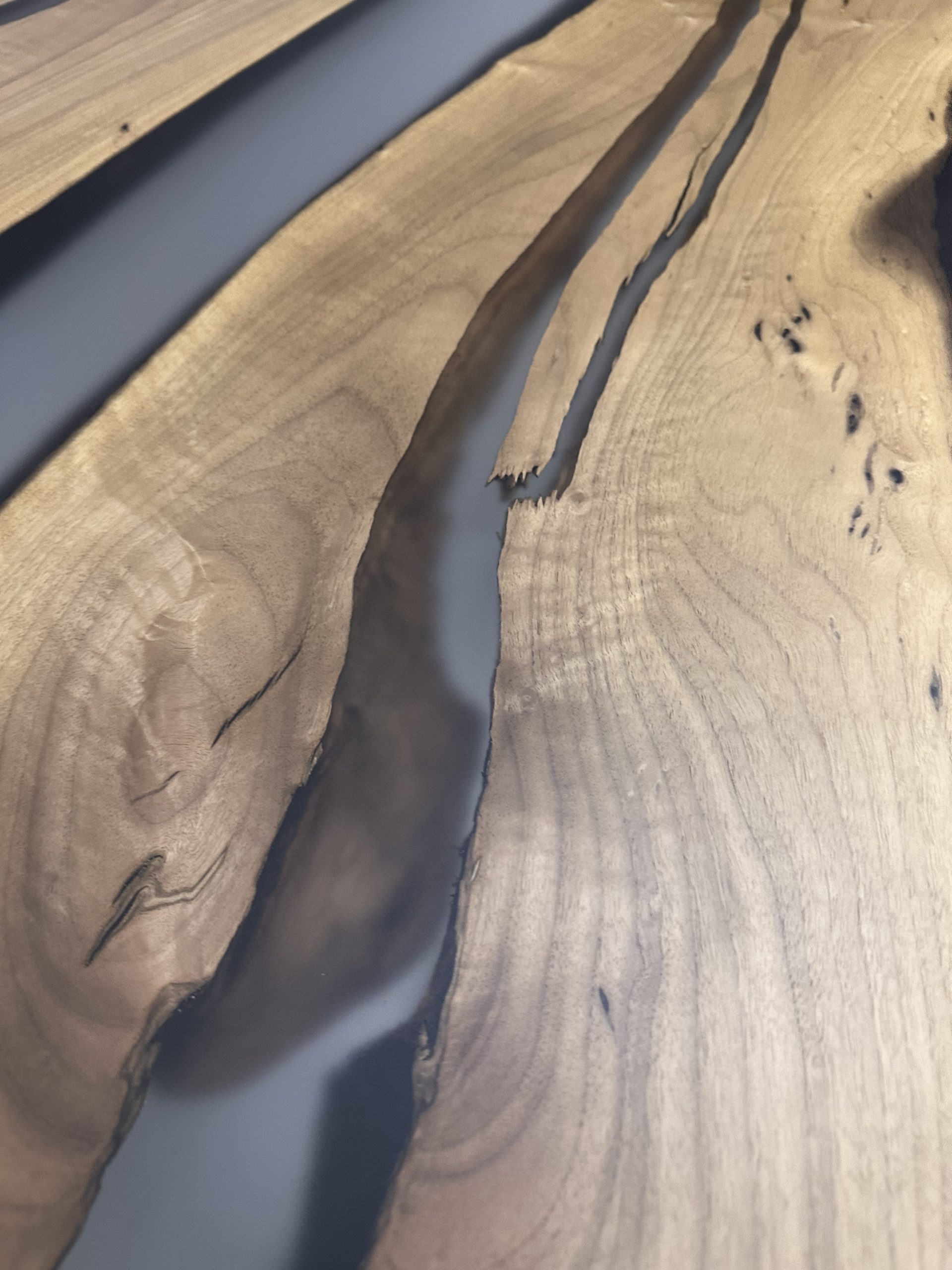 Masivni trpezarijski sto sa epoksidnom smolom